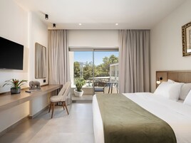 Classic Suite with Pool view | Roupa hipoalergénica, cofre no quarto, quartos insonorizados 