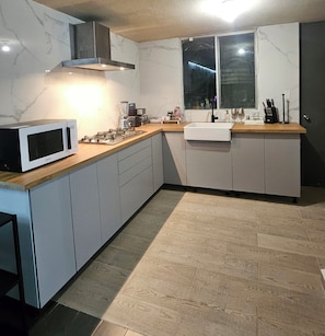 Um frigorífico no espaço comum, um micro-ondas no espaço comum