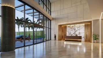Um saguão moderno de hotel com balcão de recepção, grandes janelas e vista para palmeiras.