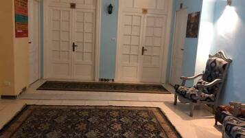 Quarto Twin Clássico | Sala de estar