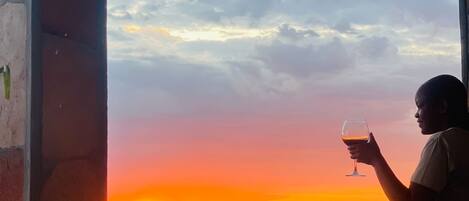 Fachada da propriedade à noite