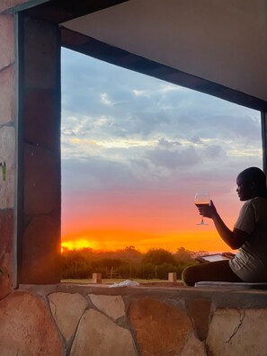 Fachada do alojamento (tarde/noite)