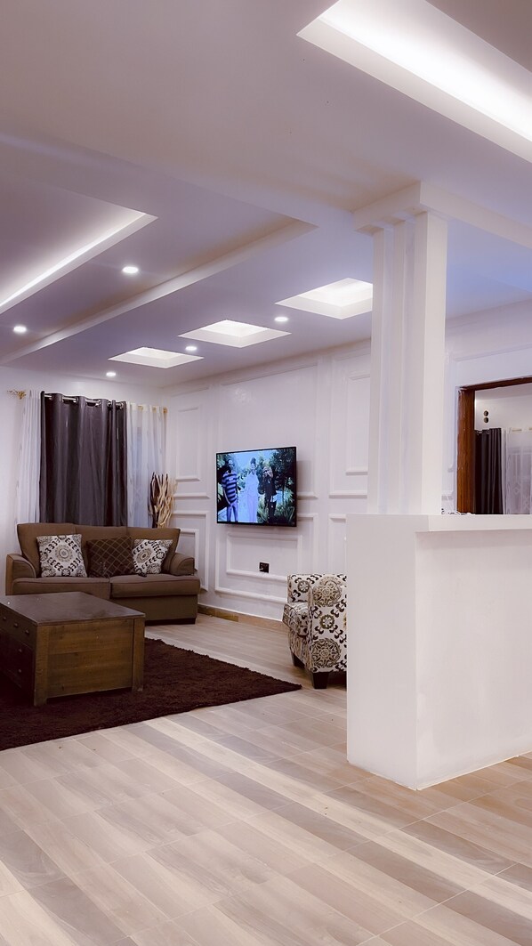 Apartamento luxo | Sala de estar | TV de tela plana 32 polegadas com canais digitais