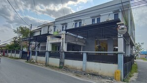 Um edifício de vários andares com varanda e um espelho grande.