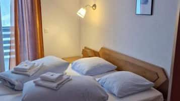 Quarto Duplo Comfort, 1 cama de casal | Com decoração personalizada, Wi-fi grátis, roupa de cama fornecida