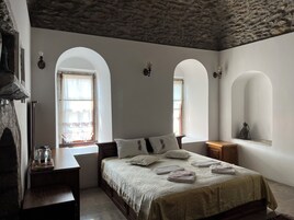 Quarto Duplo Superior | Com decoração personalizada, com mobília individualizada, secretária 