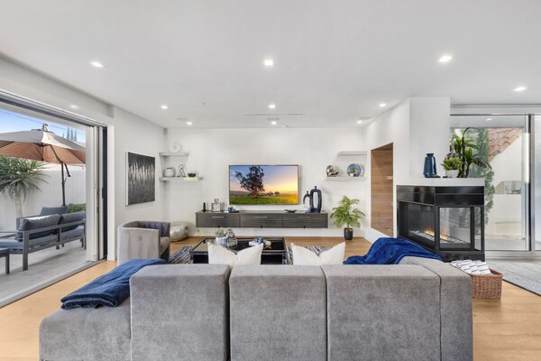 Lindenhurst - Warm Conventional Home On A Prime Location - Beverly Hills, CA