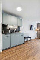 Suite Comfort | Cozinha privada | Um frigorífico, uma placa de cozinha, uma máquina de café expresso 