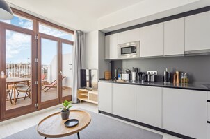 One-Bedroom Apartment with rooftop terrace | Cozinha privada | Geladeira, micro-ondas, cooktop, lava-louças
