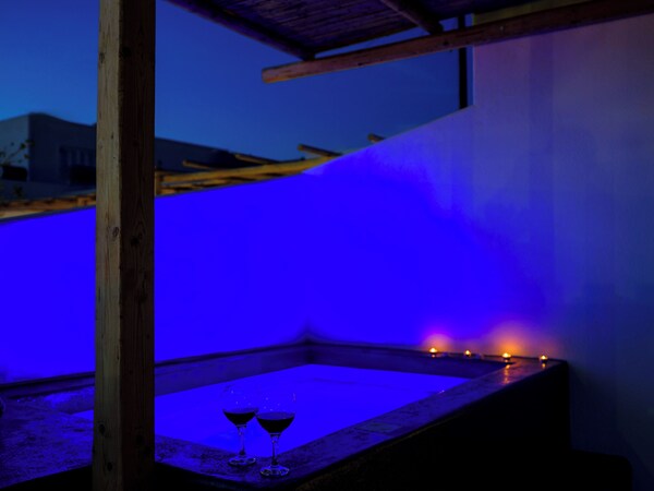 Athiri Luxury Suites Perivolos - Santorini