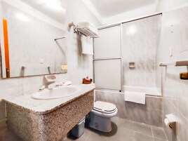 Quarto Triplo Familiar | Casa de banho | Artigos de higiene pessoal grátis, um secador de cabelo 
