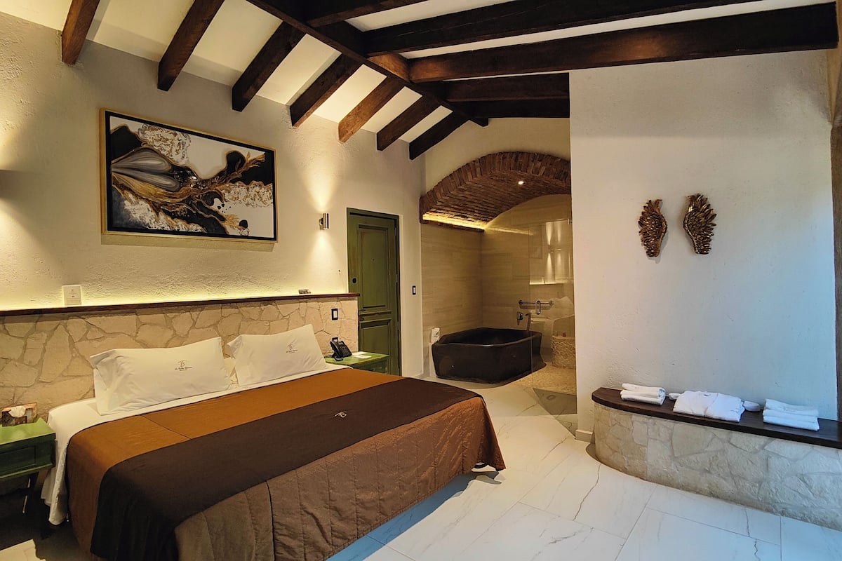 Suíte estúdio luxo, 1 cama King, sacada, vista para o resort | Individualmente decorados, individualmente mobiliados, cortinas blackout