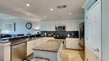 Apartamento em Condomínio Fechado, várias camas, varanda (#401 - No Pets Allowed) | Cozinha privada | Um frigorífico, um micro-ondas, um forno, uma placa de cozinha