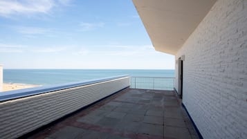 Quarto luxo, 1 quarto, sacada, vista para o oceano | Terraço/pátio