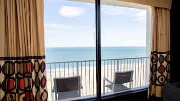Quarto luxo, 1 quarto, sacada, vista para o oceano | Escrivaninha, ferros/tábuas de passar roupa, Wi-Fi de cortesia