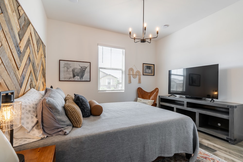 Avondale Home - Modern Mountain View Oasis New Private Jacuzzi & Pool! - Avondale, AZ