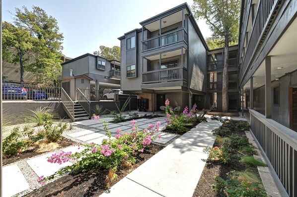 UT North Campus Apt Unit 12 /1 Mile to Moody Center Reviews, Deals ...