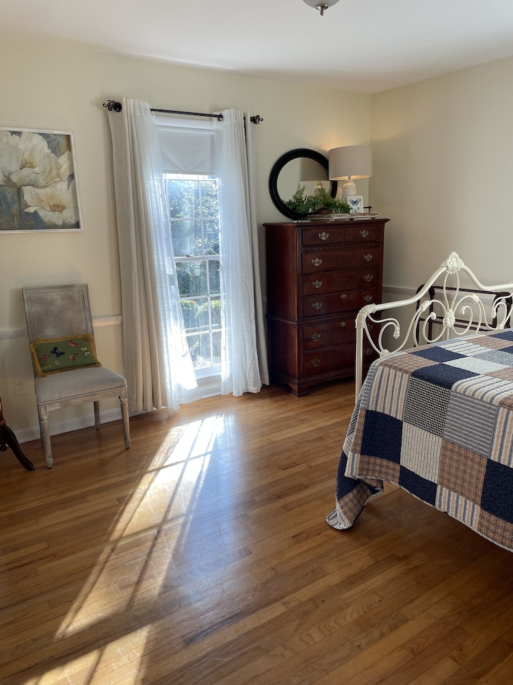 Beautiful Home In Safe, Private Setting Only Blocks From The Square - Covington, GA