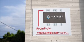 Sinalização para Karchibe Ishiigaki, com seta indicando o quarto F.
