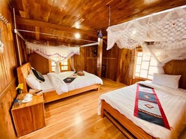 Frigobar (abastecido com alguns itens grátis), cofres nos quartos