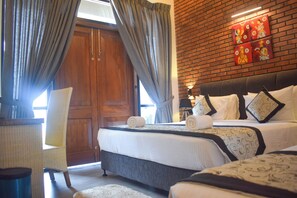 Quarto Duplo Deluxe, varanda | Minibar, secretária, secretária adequada para computadores portáteis 