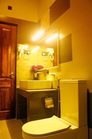 Um polibã, um chuveiro fixo, artigos de higiene pessoal grátis 