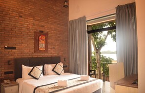 Quarto Duplo Deluxe, varanda | Minibar, secretária, secretária adequada para computadores portáteis 