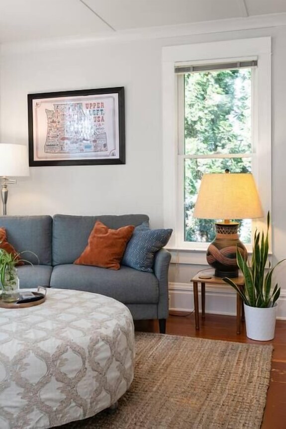 Chic Vintage Vibes | Stylish Stay Near It All - 스포캔