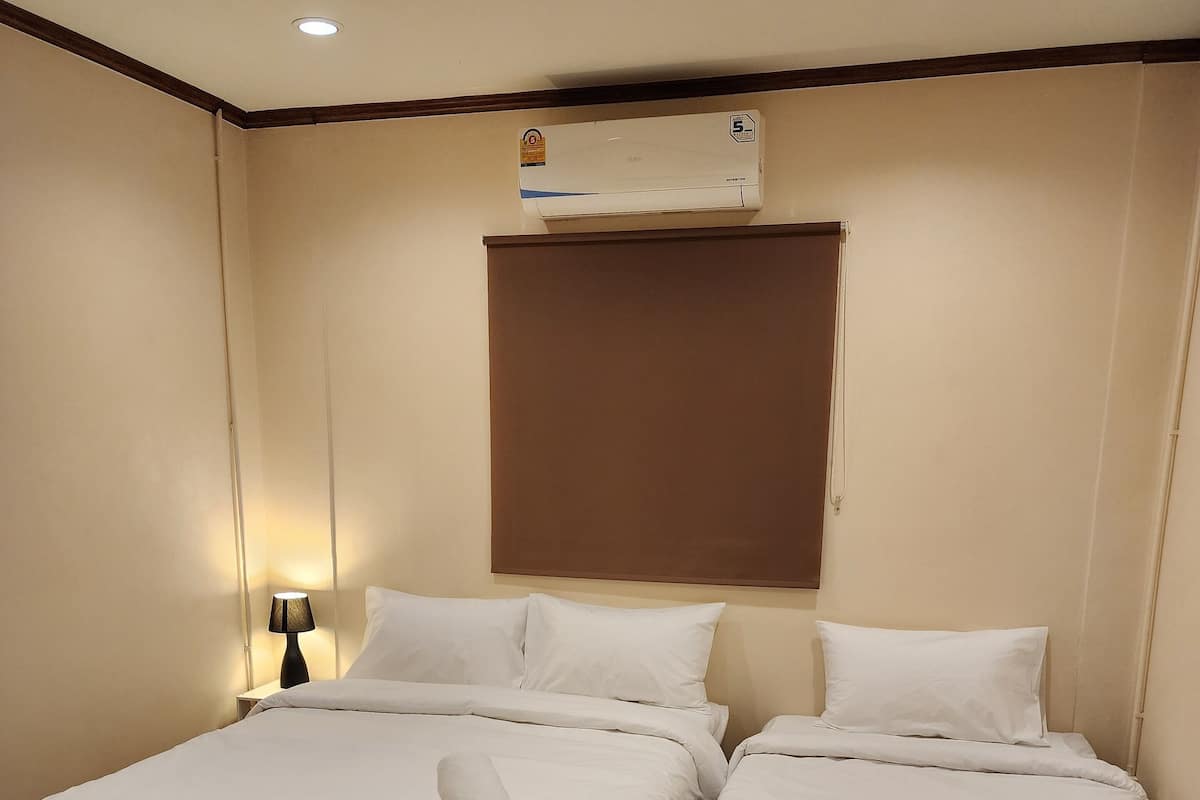 Quarto triplo básico, várias camas, banheiro compartilhado, no piso térreo | 1 quarto, Wi-Fi de cortesia, roupa de cama