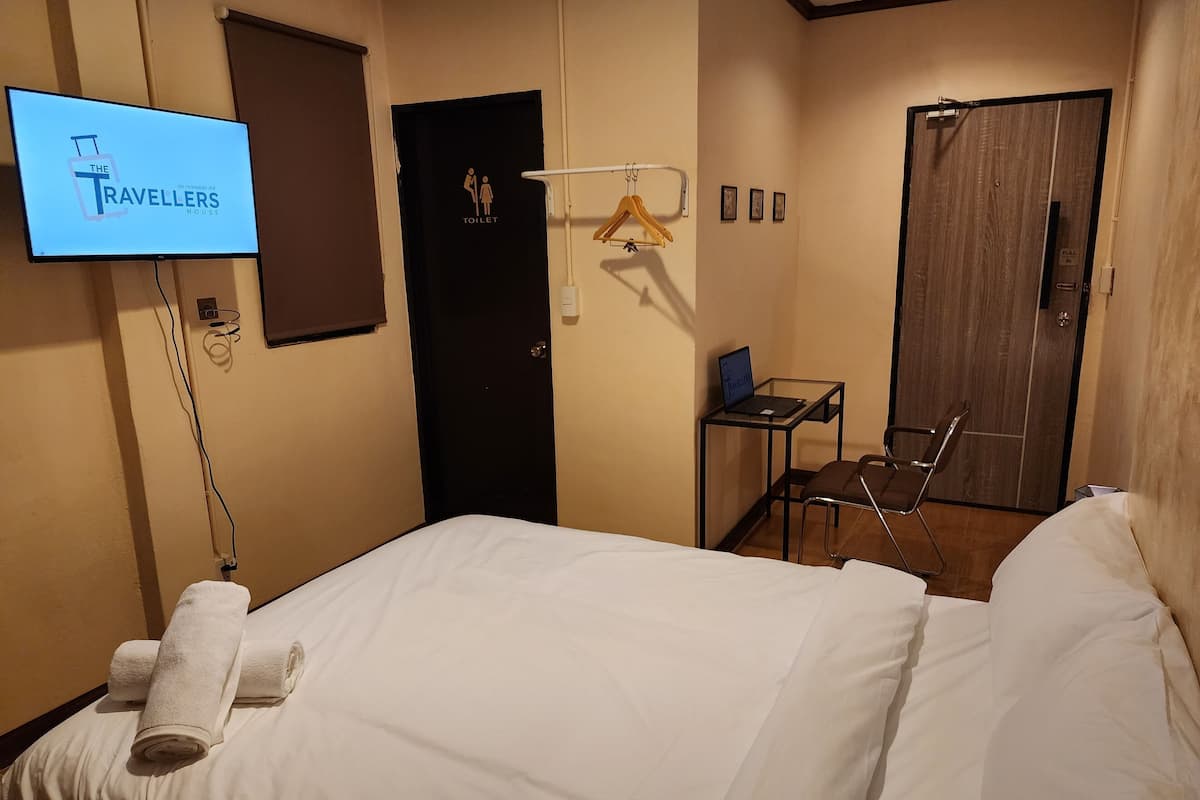 Quarto conforto, 1 cama Queen, quartos conectados, no piso térreo | 1 quarto, Wi-Fi de cortesia, roupa de cama