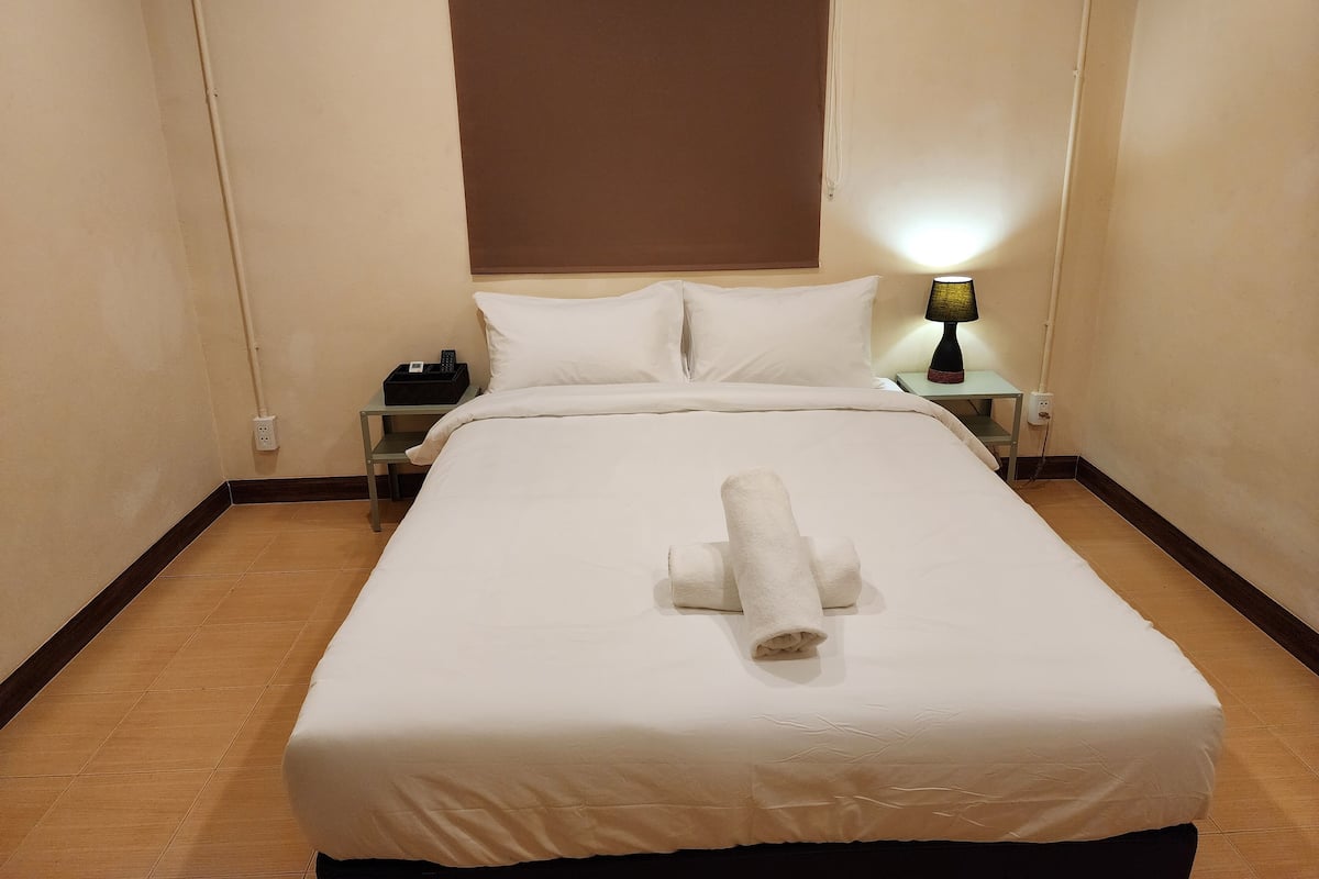 Quarto casal básico, 1 cama Queen, banheiro compartilhado, no piso térreo | 1 quarto, Wi-Fi de cortesia, roupa de cama