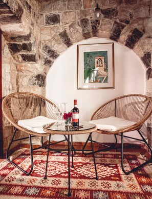 Queen Room with Spa Bath | Individualmente mobiliados, escrivaninha