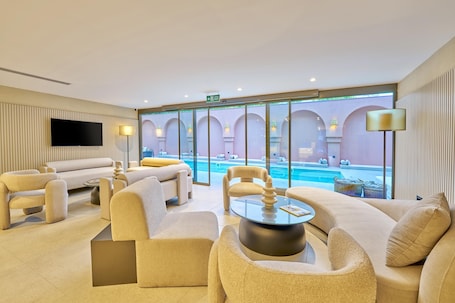 Pequeno-almoço continental diário incluído . La Maja Hotel