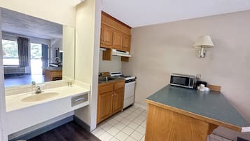 Quarto, 1 cama king-size, fumadores, kitchenette | Kitchenette privada | Minifrigorífico, um micro-ondas