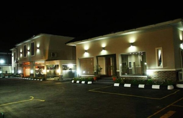 Cromwell Courtyard Hotel - Lagos