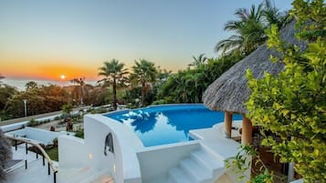 Piscina externa, espreguiçadeiras