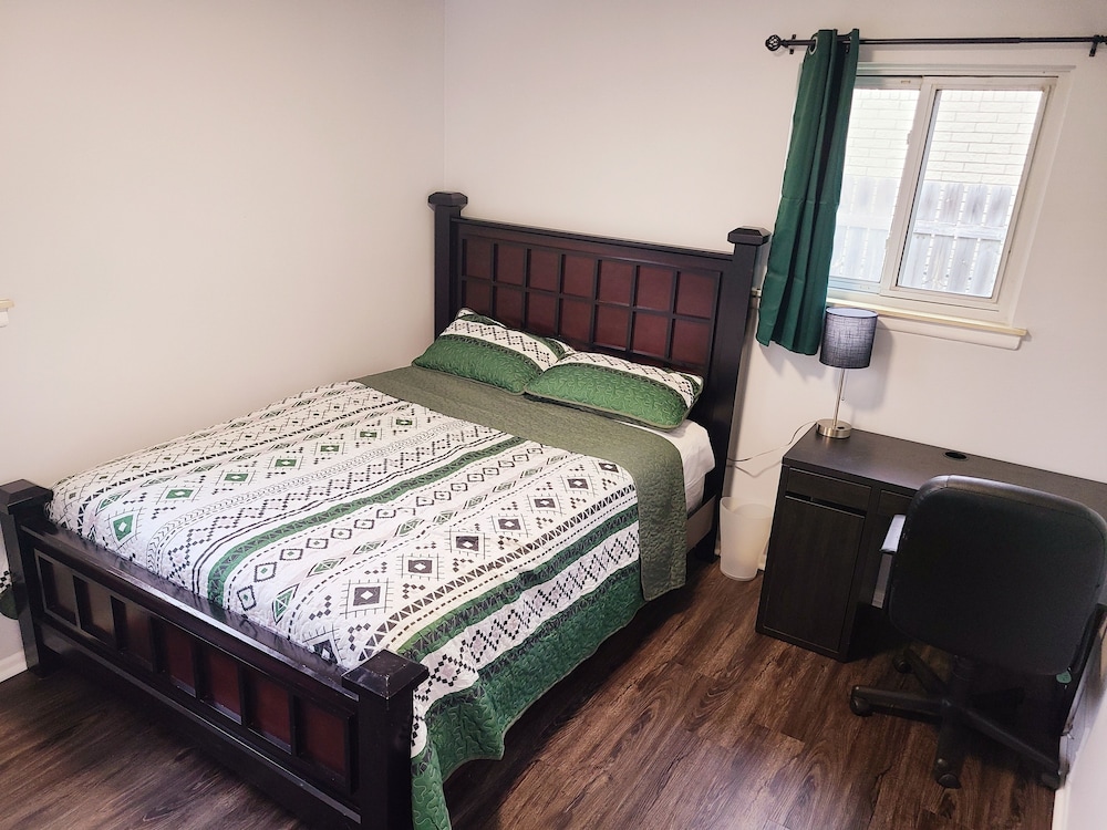 Charming Retreat, 30 Min To Det & Aa, Bonfire Pit - Westland, MI