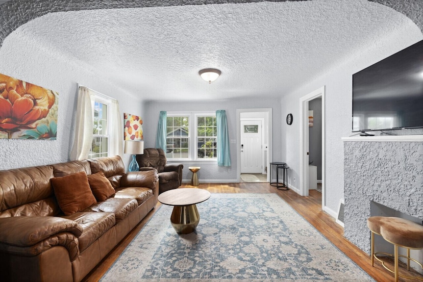 Bos White House With Fenced Yard - Oasis, Billings