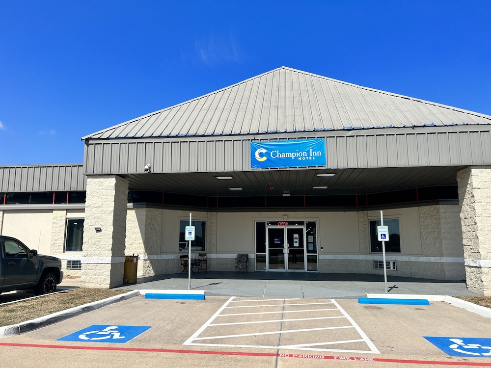 Champion Inn - Cleveland, TX