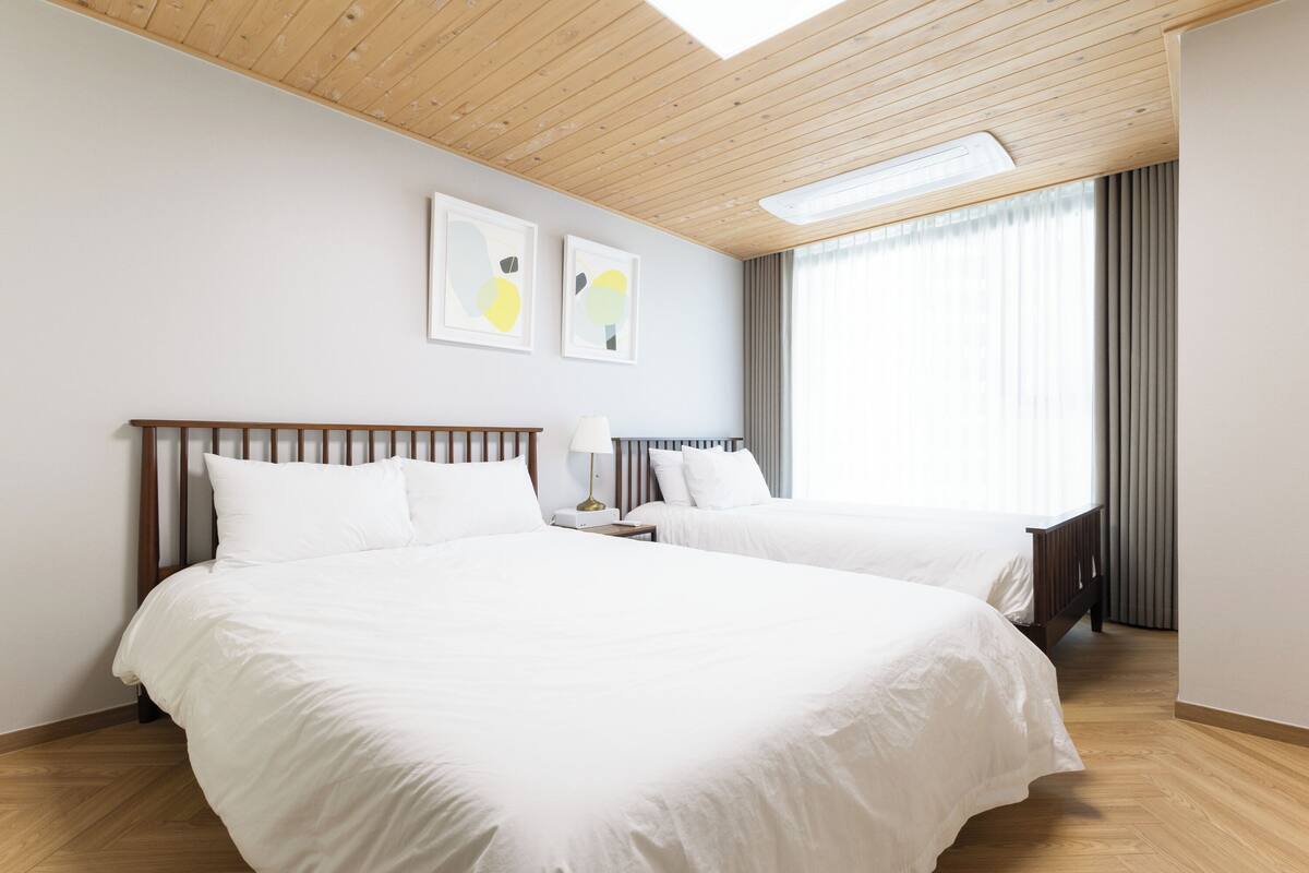Connecting Suite Seven Bed | Roupas de cama premium, cortinas blackout, Wi-Fi de cortesia