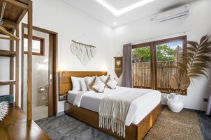 Villa Deluxe, 2 quartos, piscina privativa, vista para o jardim | 2 quartos, roupa de alta qualidade, cofre no quarto, secretária