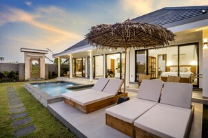 Terraço com espreguiçadeiras