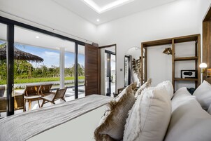 Villa Deluxe, 2 quartos, piscina privativa, vista para o jardim | Sala de estar | Televisor de 32 polegadas com canais por cabo