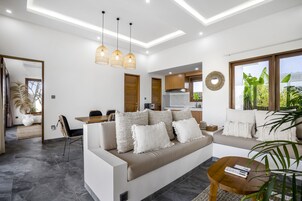 Villa Deluxe, 2 quartos, piscina privativa, vista para o jardim | Sala de estar | Televisor de 32 polegadas com canais por cabo