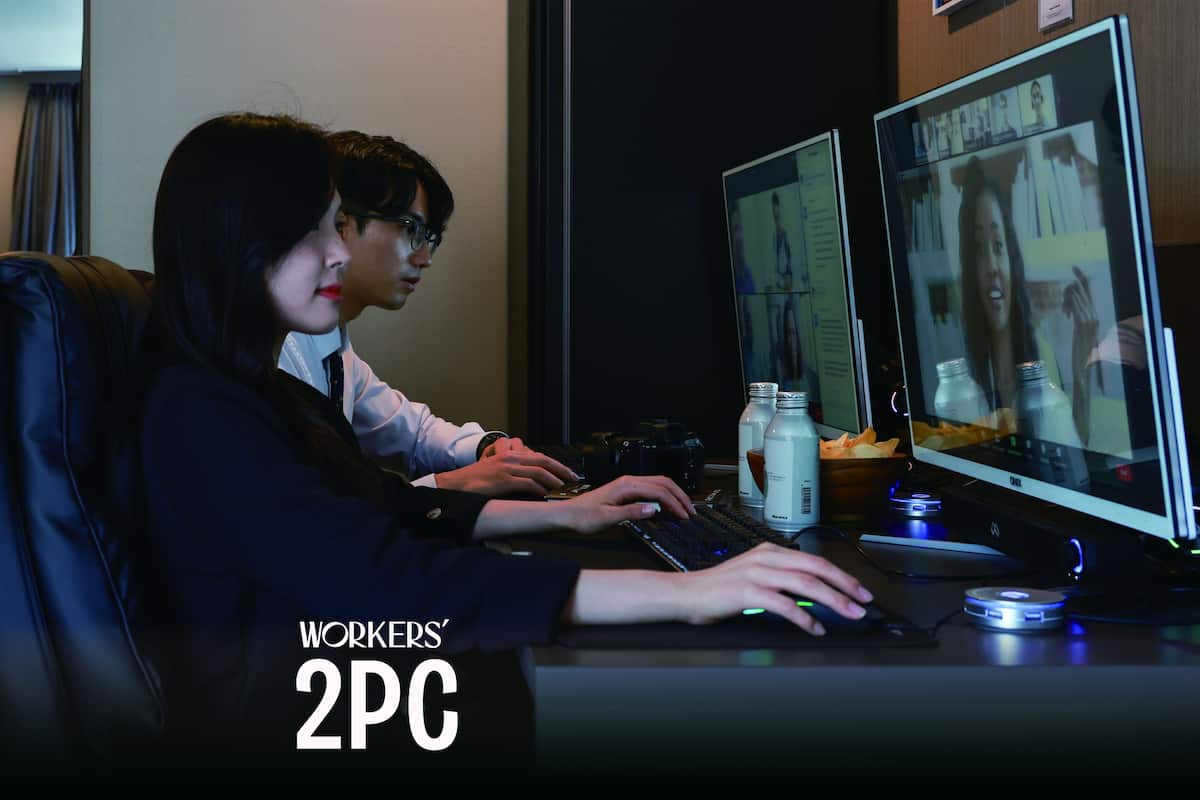 Uma área de trabalho com dois monitores, teclado e rato.