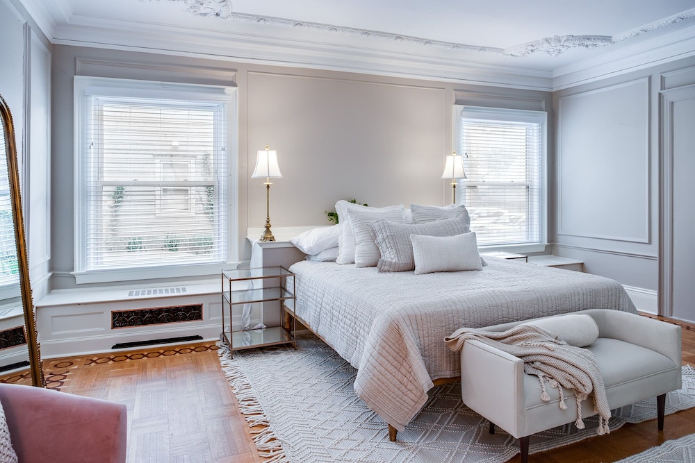 Remodeled Historical Unit With King Bed Walking Distance To Many Attractions! - Rochester, NY