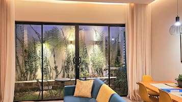 Apartamento superluxo | Área de estar | TV de tela plana 55 polegadas com canais via satélite