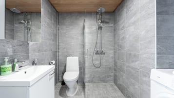 Apartamento Design | Casa de banho | Um polibã, um secador de cabelo, um bidé, Piso aquecido (casa de banho)