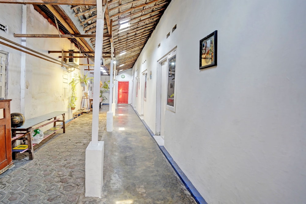 Oyo Life 92921 Omaya Kost Syariah - Jombang