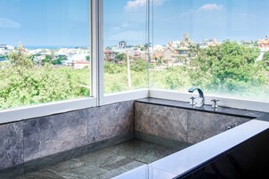 Villa, vista para o mar | Casa de banho | Um polibã, artigos de higiene pessoal grátis, um secador de cabelo 